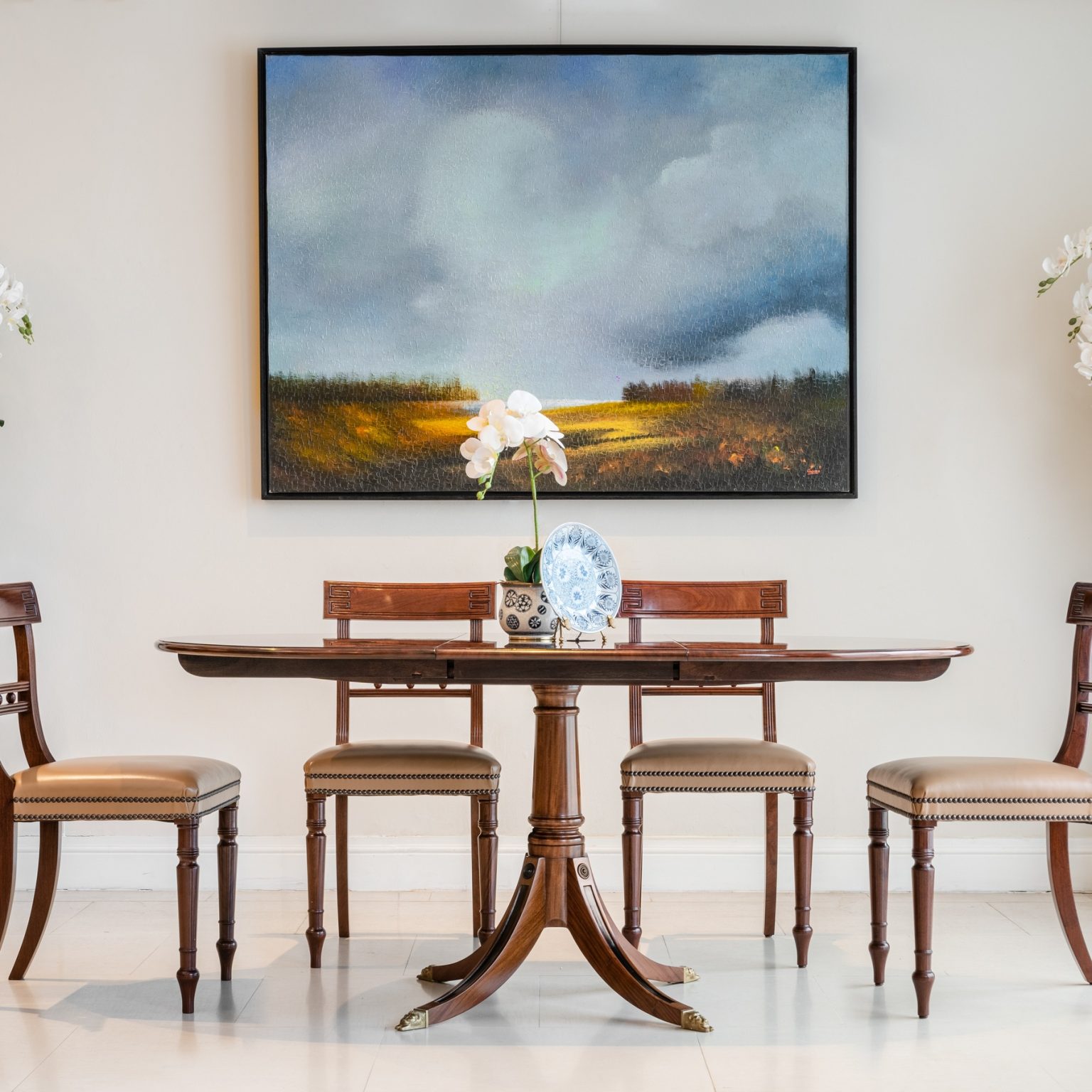 The Robert Jupe round table - Classic Chair